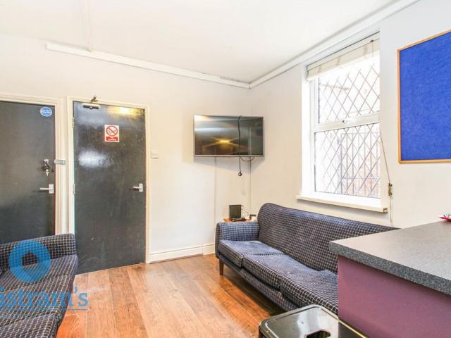 6 bed Mid Terraced House for Rent