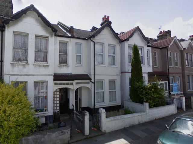 6 bed mid terraced house to rent in Fernthorpe Road, London, SW16