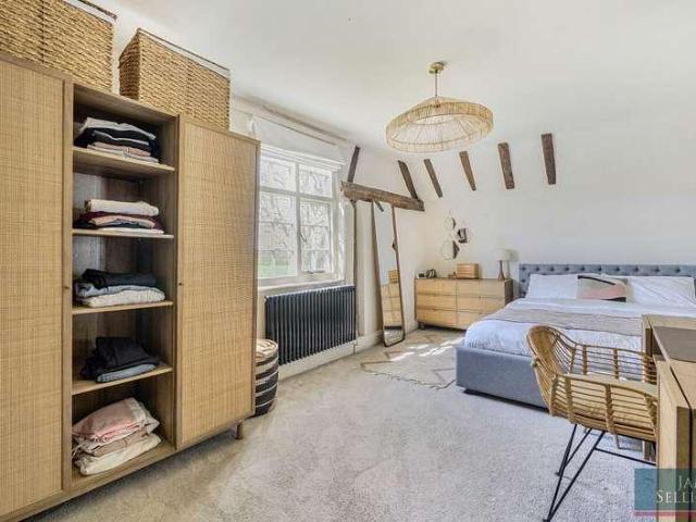 5 bed property for sale