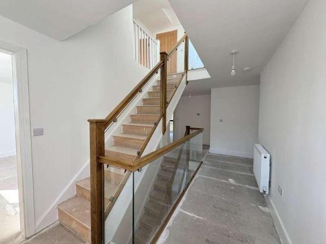 6 bed house for sale