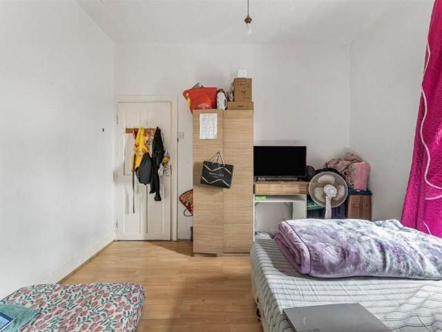 6 bed property for sale