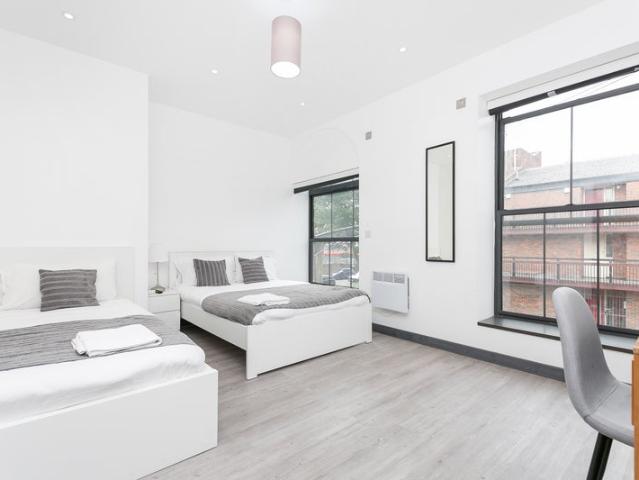 6 bed pub conversation with 4 bathrooms