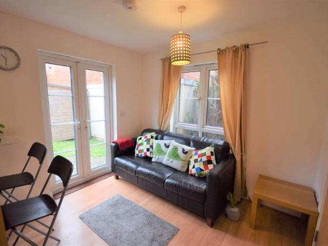 6 Bed Semi Detached House, Bartholomews Square, BS7