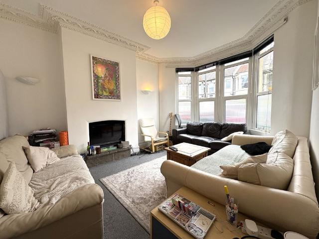 6 Bed Semi Detached House, Brentry Road, BS16