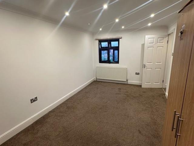 6 Bed Semi Detached House, Chesterfield Road, E10