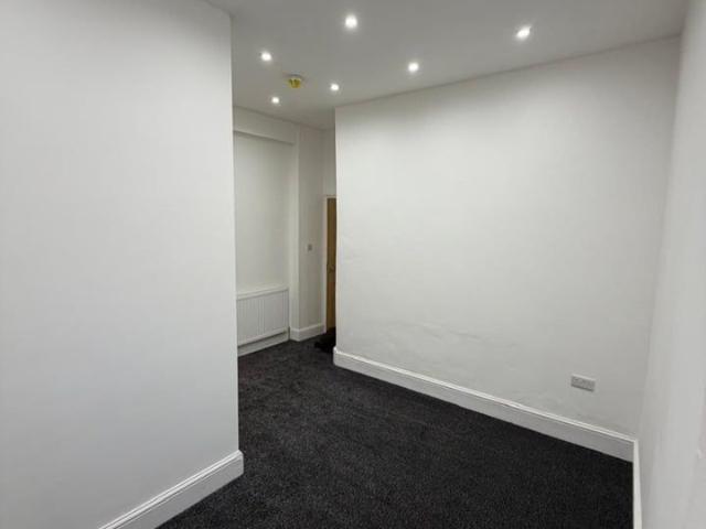 6 Bed Semi Detached House, Green Lane, IG3