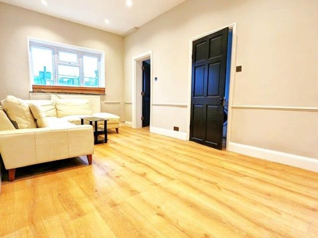 6 Bed Semi Detached House, The Drive, NW11