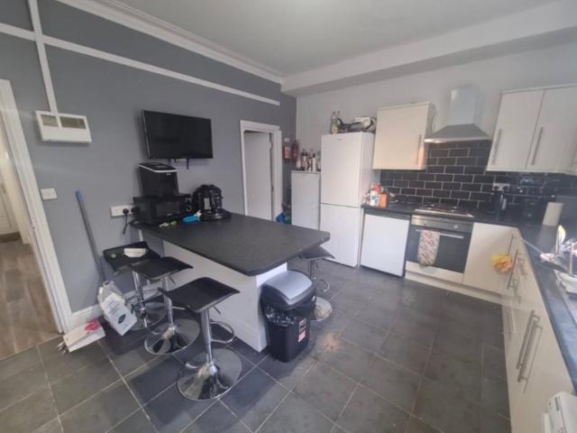 6 Bed Student House, Ashville View, Hyde Park