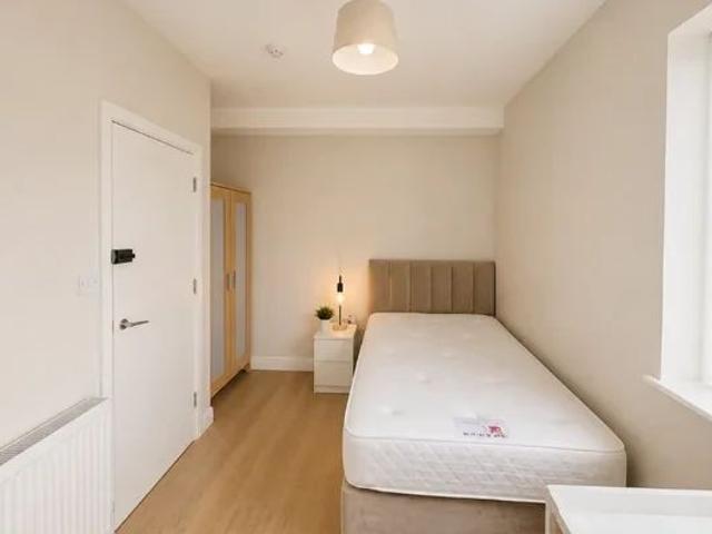 6 Bedroom 3 Bathroom Room 1