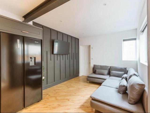 6 bedroom 3 shower room HMO