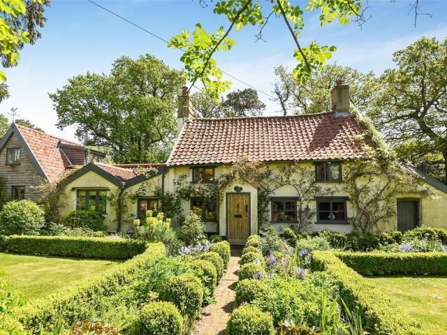 6 bedroom cottage for sale