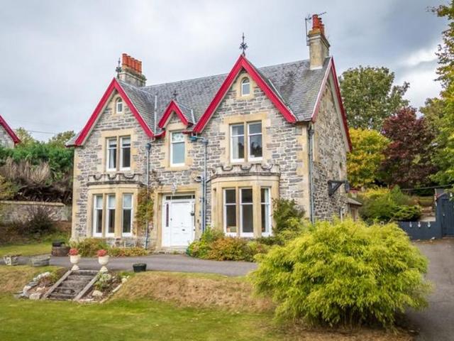 6 bedroom country house for sale