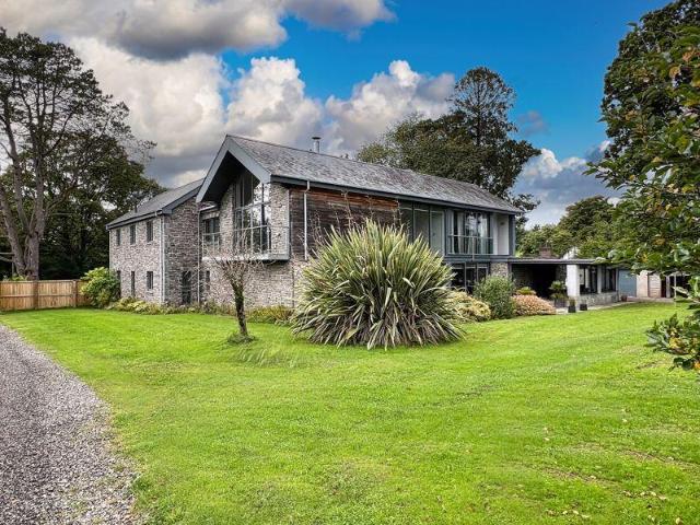 6 bedroom detached house for sale