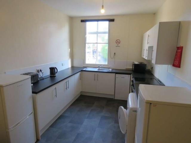 6 Bedroom Apartment Flat