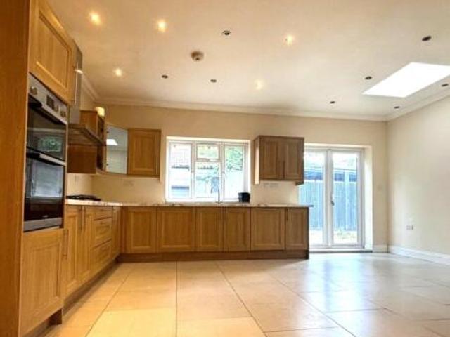 5 bedroom semi detached house for rent in Estreham Road, SW16