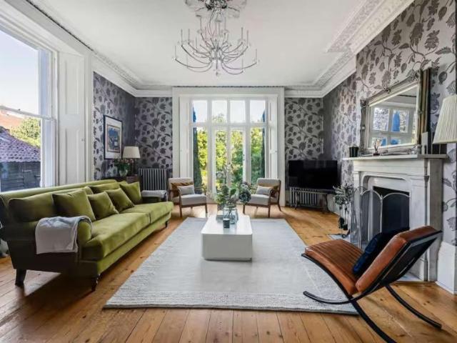 6 Bedroom Apartment London London LS94864049