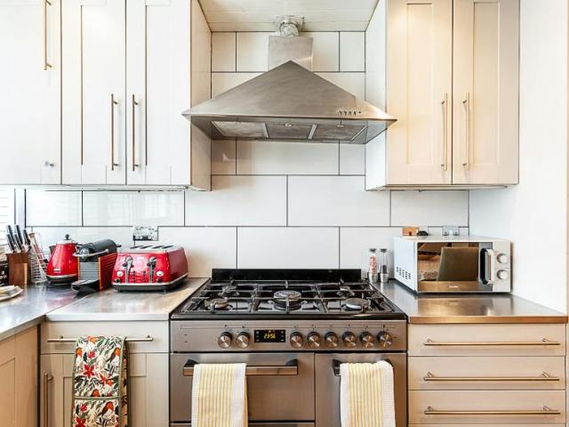 6 Bedroom Apartment London London LS100943620