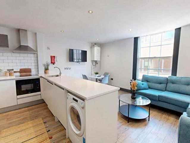 6 Bedroom Apartment To Rent In Flat, Hoods Hideout, Houndsgate, NG1