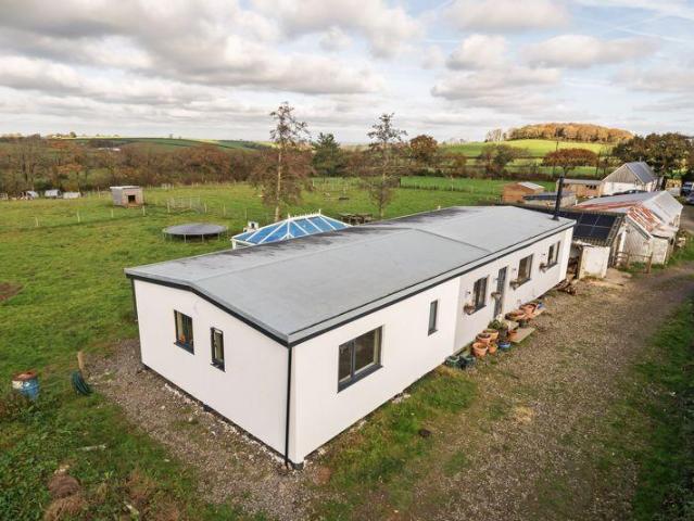6 bedroom bungalow for sale