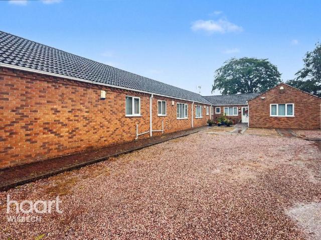 6 bedroom bungalow for sale