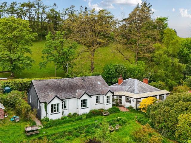 6 bedroom bungalow for sale