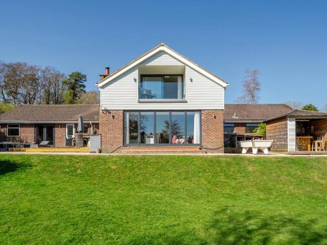 6 bedroom detached house for sale