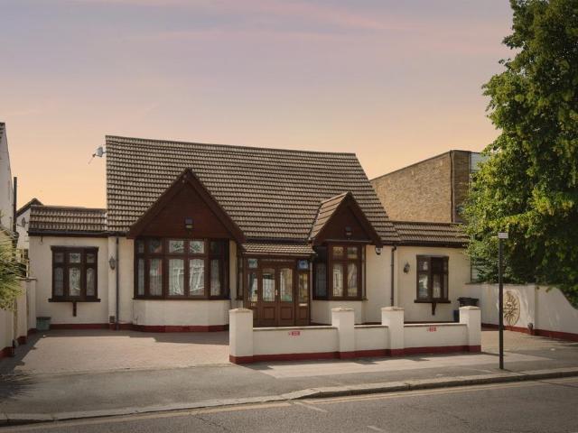 6 bedroom bungalow for sale