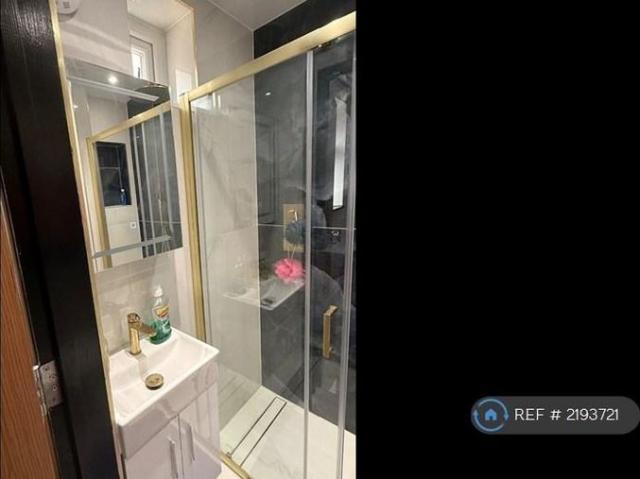 6 bedroom bungalow to rent