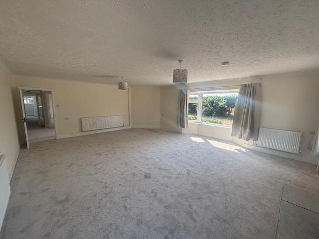 6 bedroom bungalow to rent