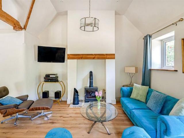 6 bedroom bungalow to rent
