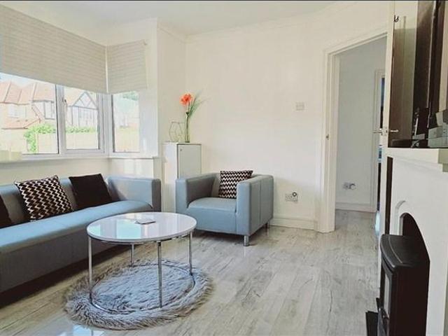 6 bedroom bungalow to rent