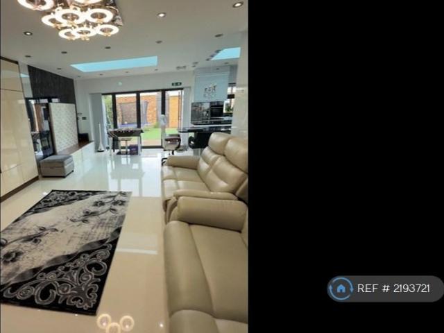 6 bedroom bungalow to rent