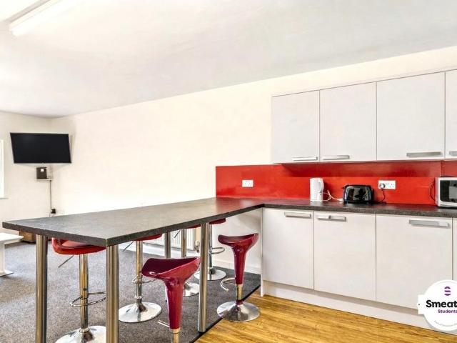 6 bedroom ground flat to rent
