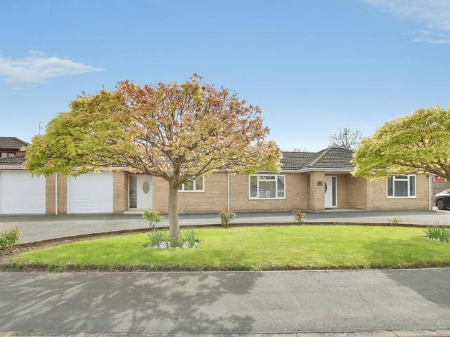 6 bedroom detached bungalow for sale