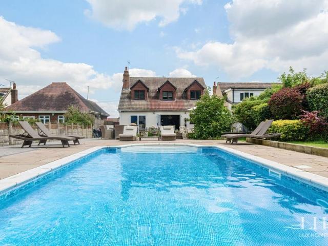 6 bedroom detached bungalow for sale