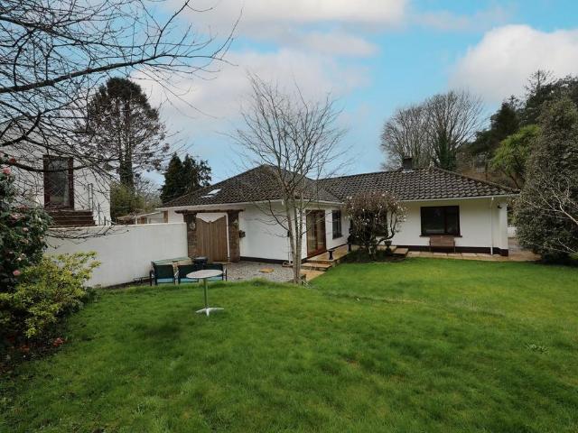 6 bedroom detached bungalow for sale