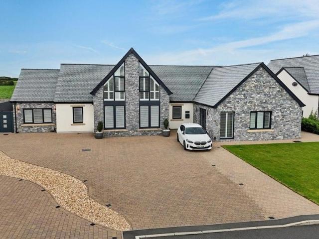 6 bedroom detached bungalow for sale