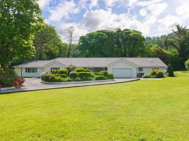 6 bedroom detached bungalow for sale