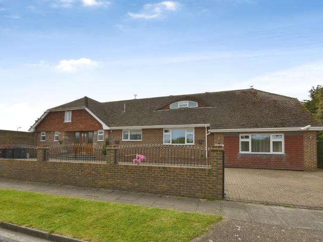 6 bedroom detached bungalow for sale