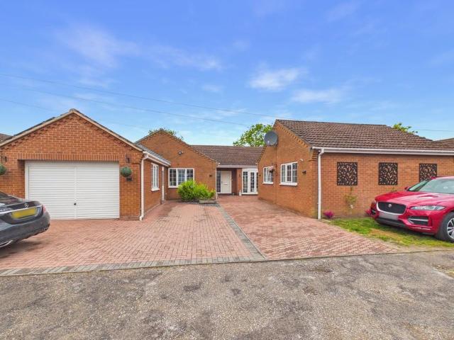 6 bedroom detached bungalow for sale