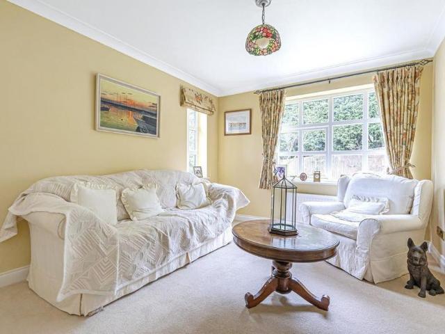 6 bedroom detached bungalow to rent