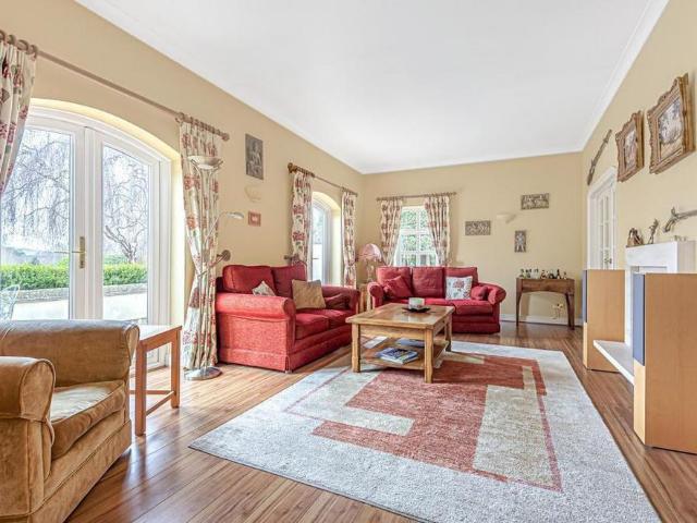 6 bedroom detached bungalow to rent