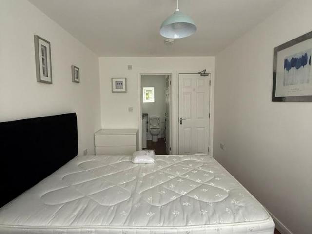 6 bedroom detached bungalow to rent