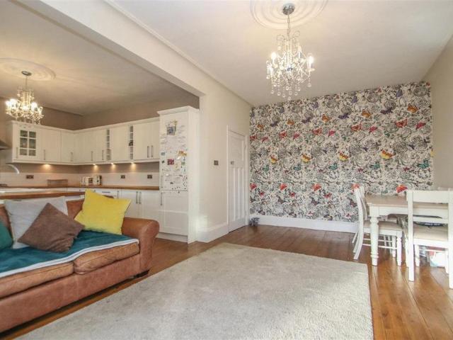 6 bedroom detached bungalow to rent