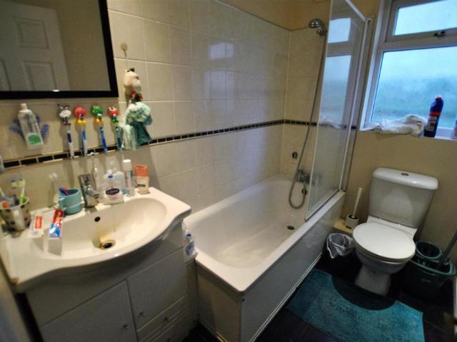 6 bedroom detached bungalow to rent