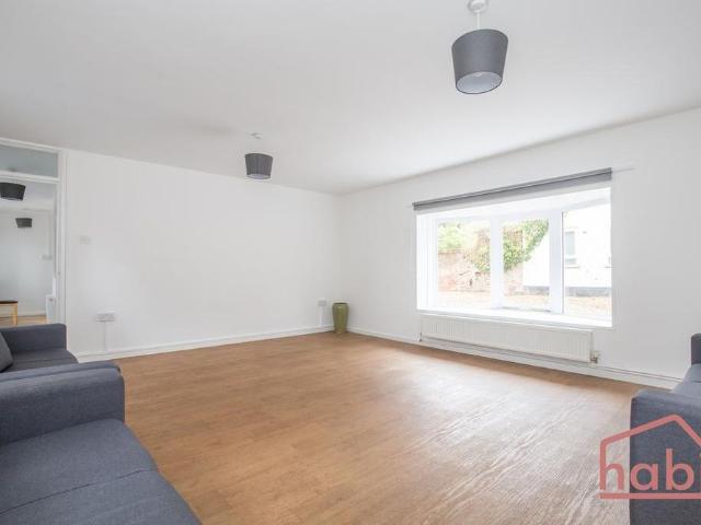 6 bedroom detached bungalow to rent