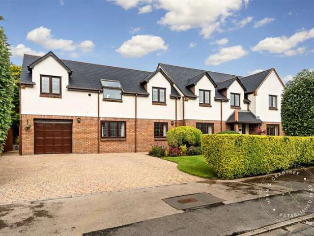 6 Bedroom Detached House