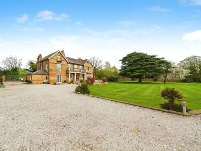 6 Bedroom Detached House