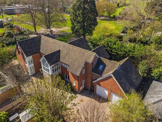 6 Bedroom Detached House