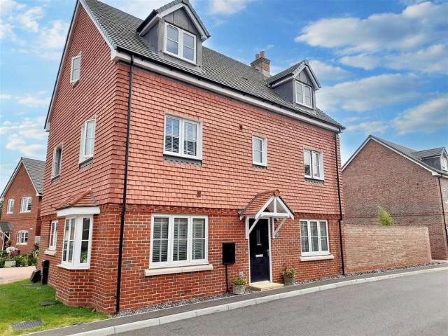 6 Bedroom Detached House